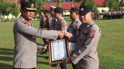 Kapolda Beri Penghargaan 20 Personel Berprestasi - Tabengan Online